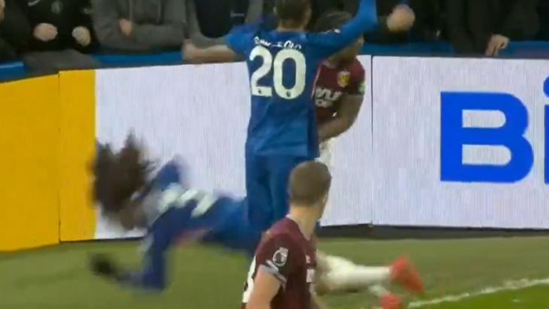 Everyone watched with their mouths open: Adama Traore pushes Cucurella ...