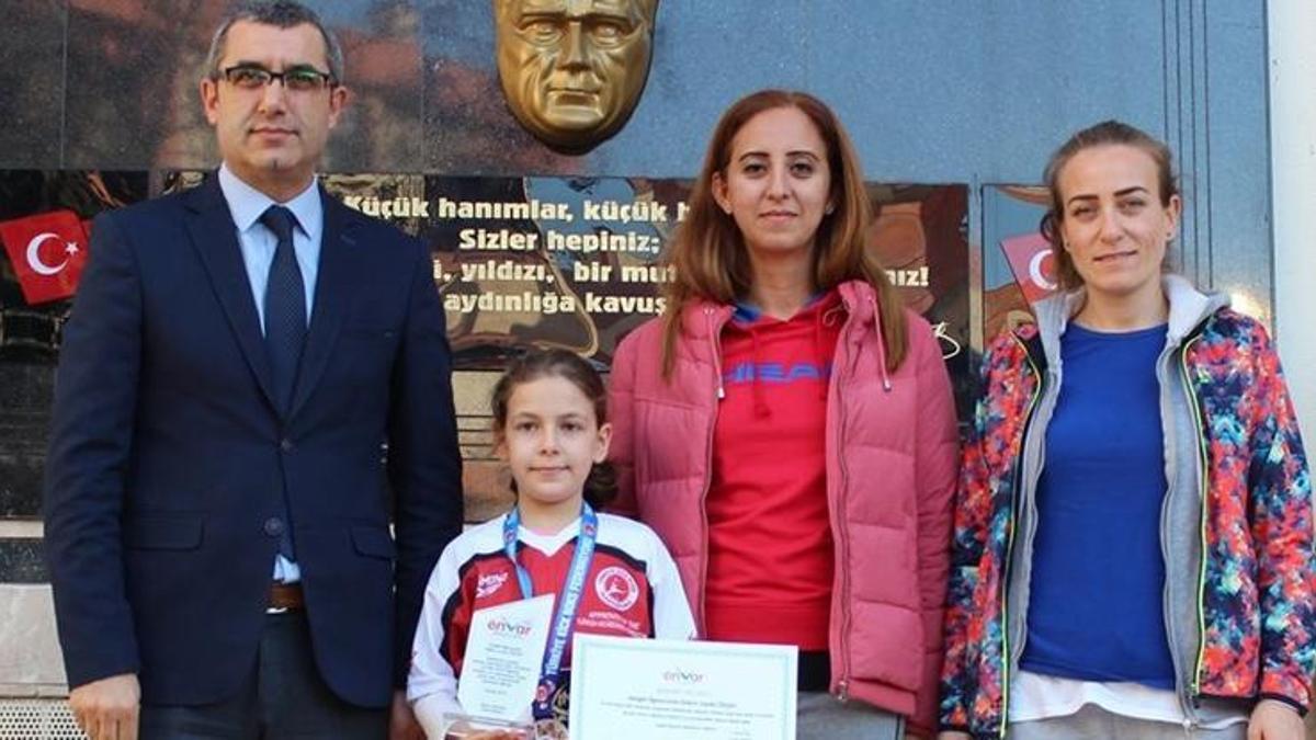 Kübra Ceyda Akçay Kick boksta Türkiye 2'ncisi oldu - Spor Haberleri