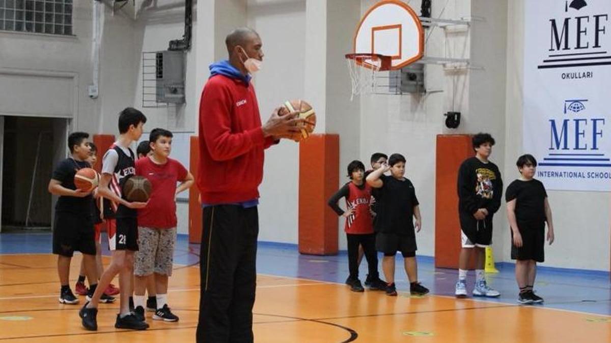 NBA eski yıldızı Keith Closs, deneyimlerini Türkiye'deki gençlere ...