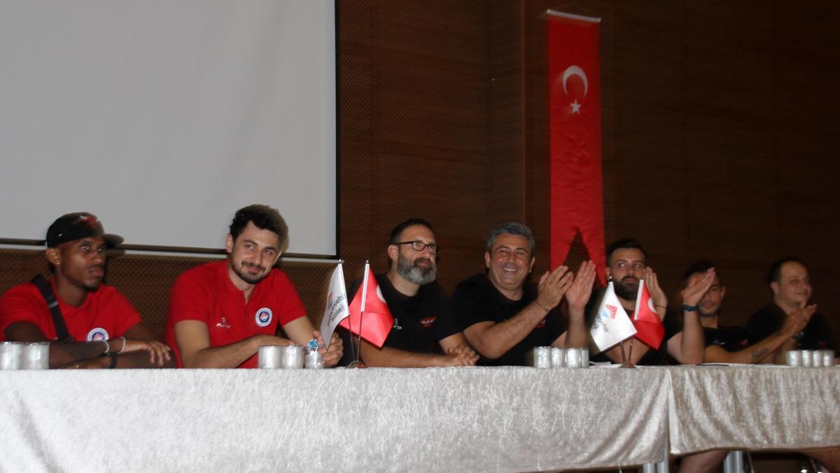 Erhan Ernak ile oyuncuları Jamal Smith ve Erkan Yılmaz, öğrencilerle ...