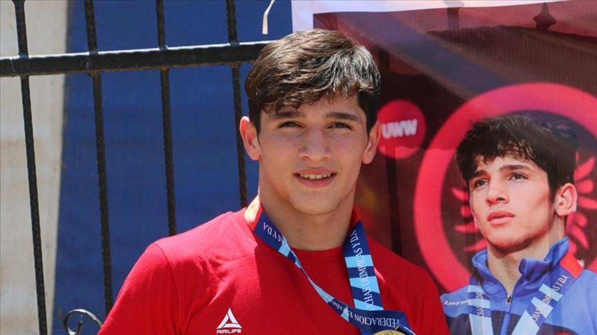 Abdullah Toprak Dünya Yıldızlar Güreş Şampiyonası'nda bronz madalya ...