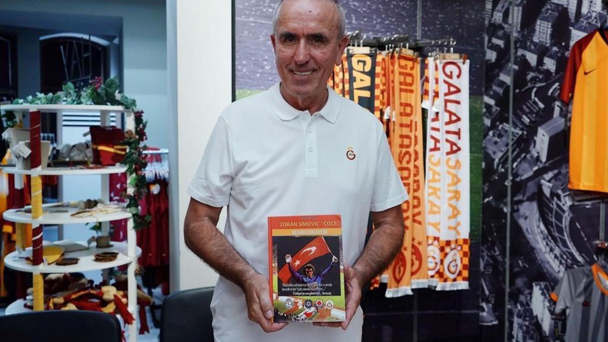 Galatasaray efsanesi Zoran Simoviç, imza gününde taraftarlarla buluştu ...