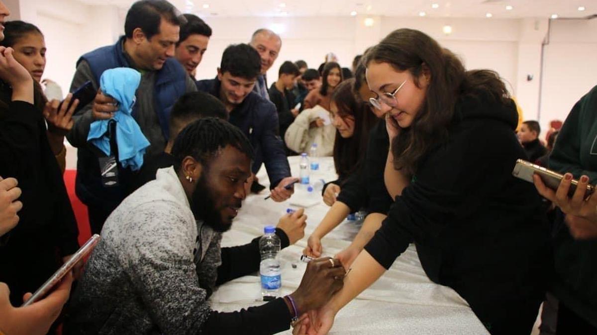 Bilal Bayezit ve Joseph Attamah, öğrencilerle buluştu - Fanatik ...