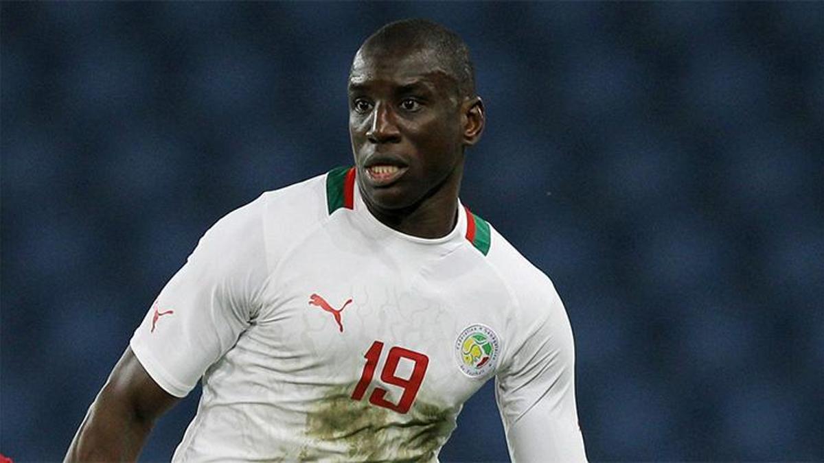 Senegalli eski yıldızlar Demba Ba, Cisse ve Diouf formalarını ...