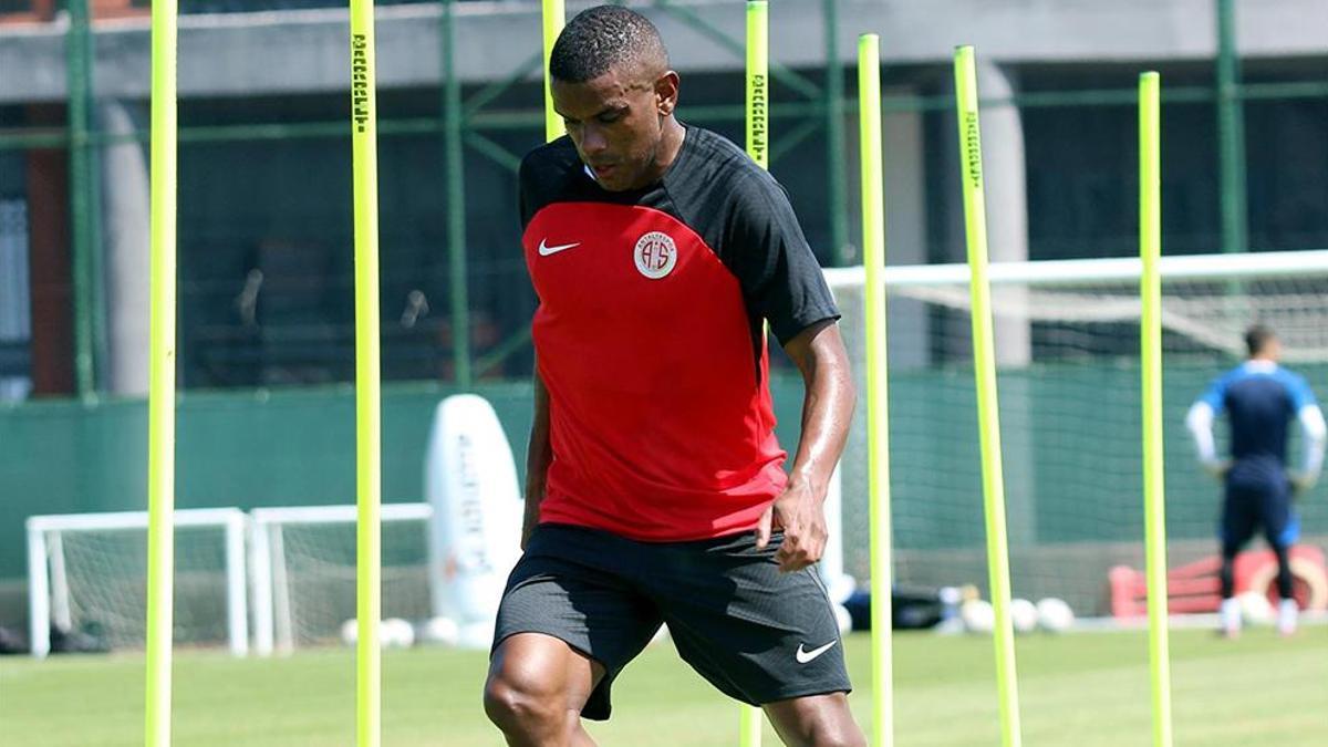 Antalyaspor, Fernando'yu Al Jazira'ya sattı - Fanatik Gazetesi Futbol ...