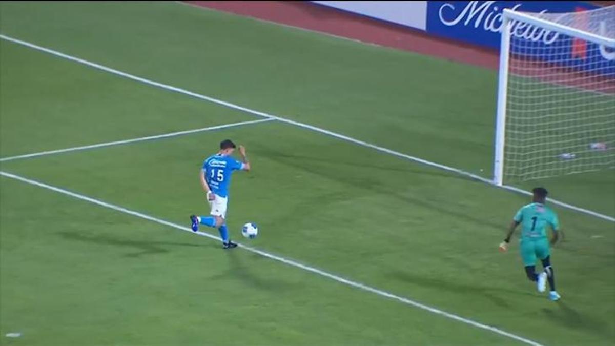 Cruz Azul forması giyen Nacho Rivero öyle bir gol kaçırdı ki ...