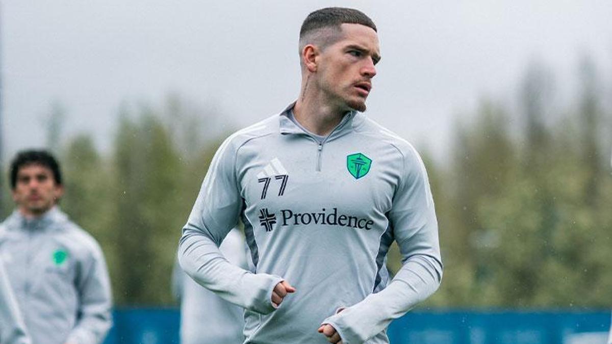 Ryan Kent made an assist after dribbling past his own teammate!