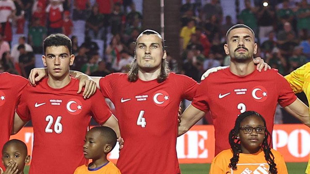 Merih Demiral: Türkiye'nin gurur duyduğu bir milli takım var | Aziz ...