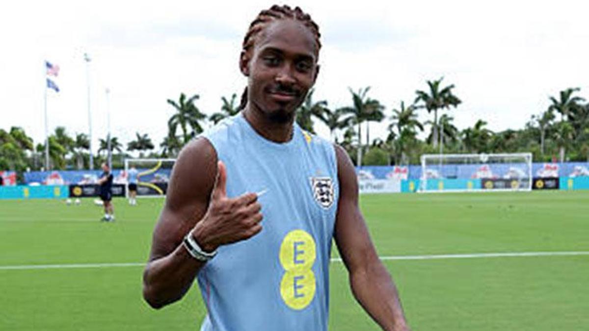England Defender Djed Spence to Wear Protective Mask at World Cup ...